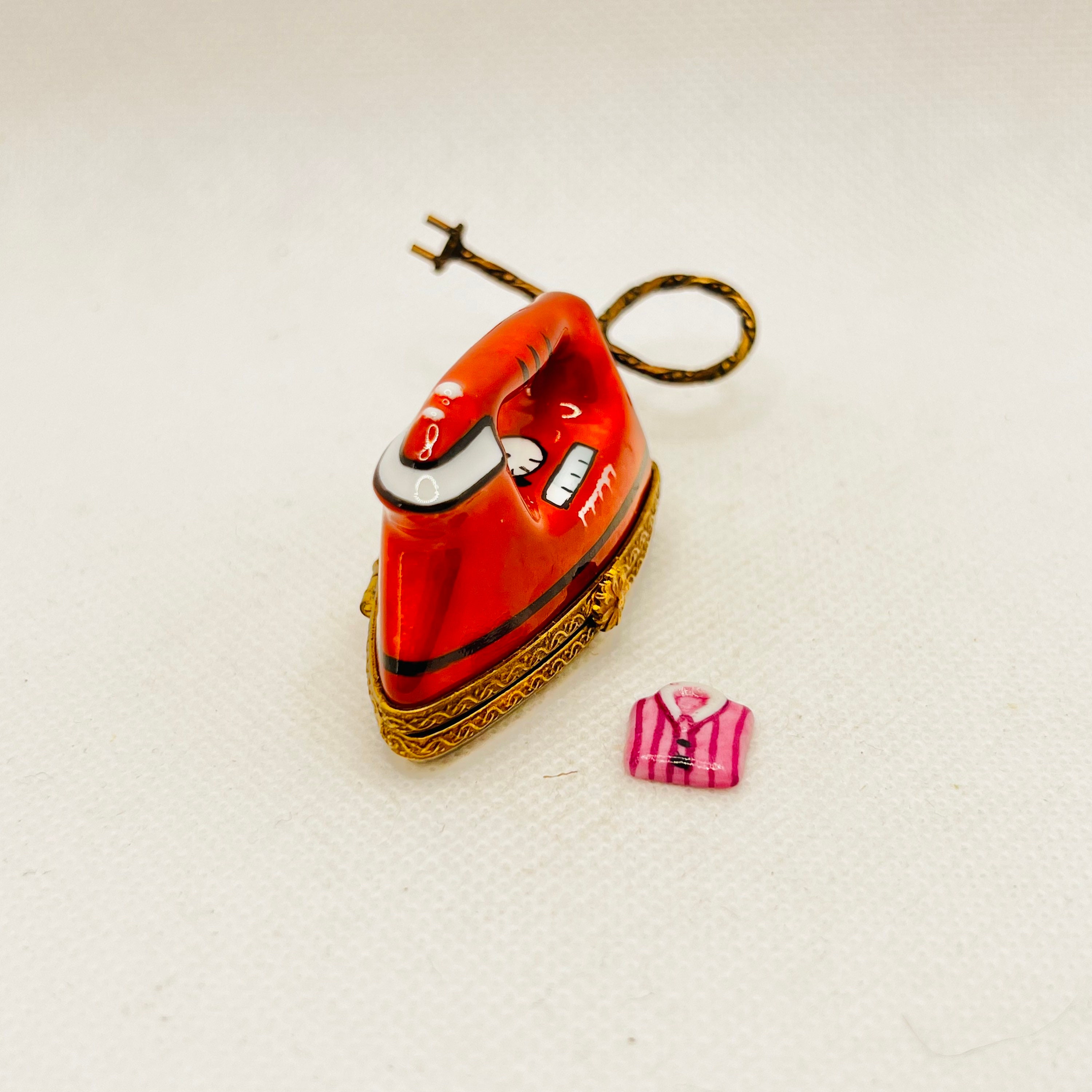 Spectacular IRON W/ Shirt Limoges Trinket Box Peint Main hand-painted ...