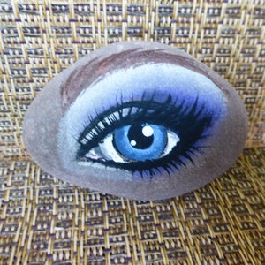 EYE Rock, Glamour Makeup Painted Garden Stone, Cosmetic Influencer ...