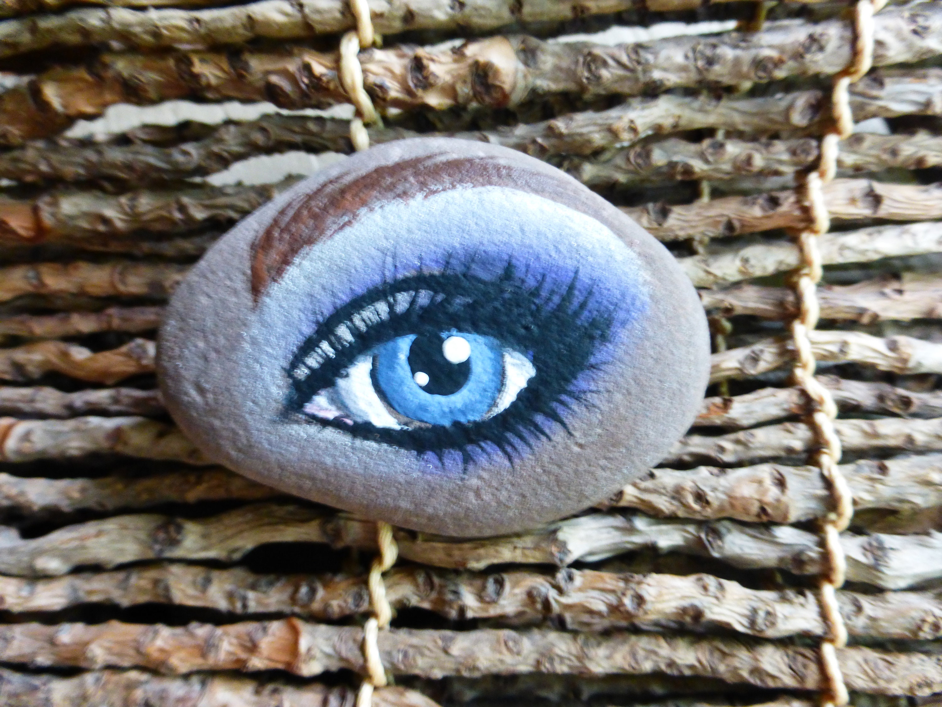 EYE Rock, Glamour Makeup Painted Garden Stone, Cosmetic Influencer ...