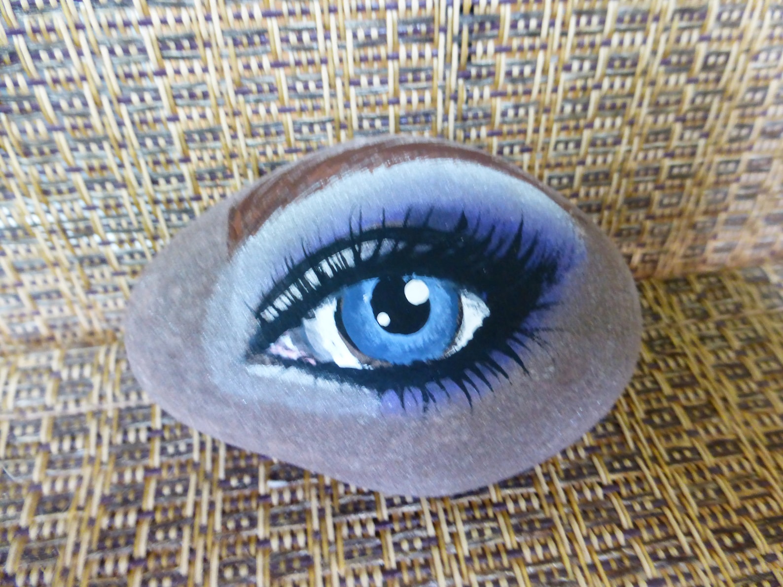EYE Rock, Glamour Makeup Painted Garden Stone, Cosmetic Influencer ...