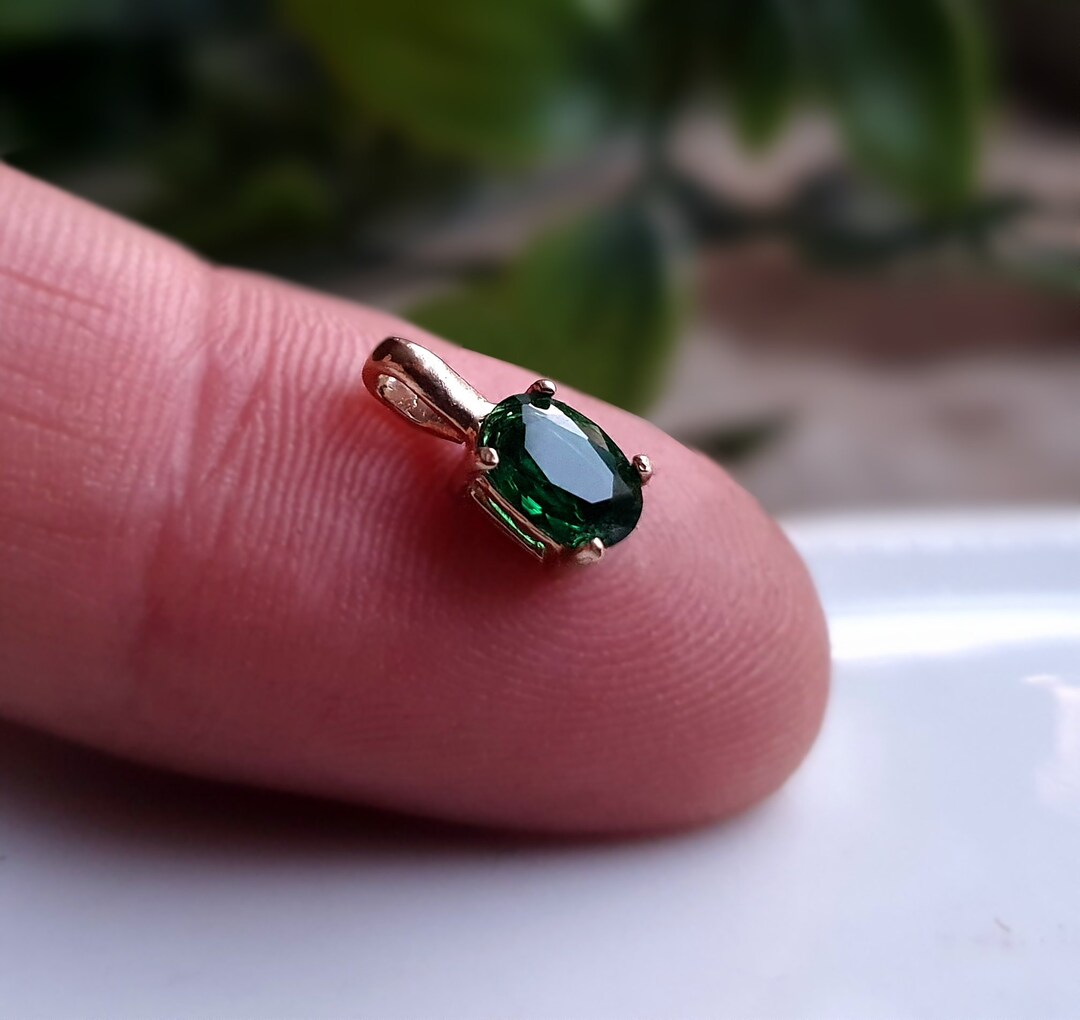 VERY PRETTY Solid 9ct Gold Emerald Pendant, STUNNING Hanging From a ...