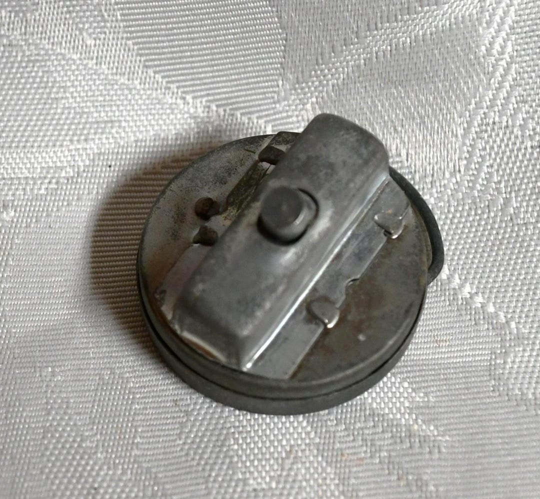 Vintage Handshake Buzzer Trick / Novelty - Marked Made in Taiwan - 1.5 ...