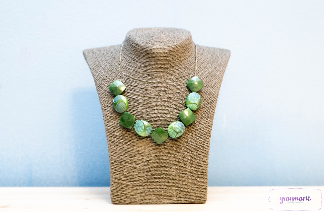 Collar de botón verde "Esmeralda", botones vintage, botones de cristal ...
