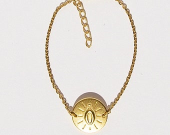 Collier Lilith martelé doré à l'or fin, médaille vulve sacrée - Etsy France