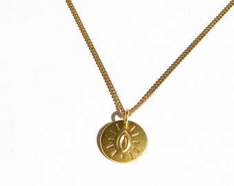 Collier Lilith martelé doré à l'or fin, médaille vulve sacrée - Etsy France