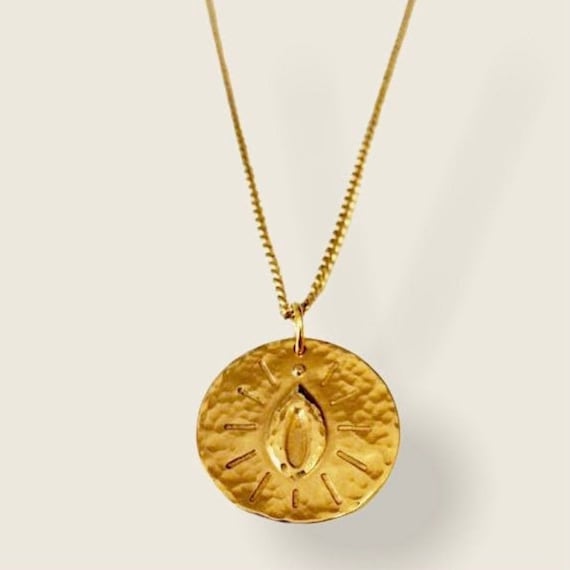 Collier Lilith martelé doré à l'or fin médaille vulve - Etsy France