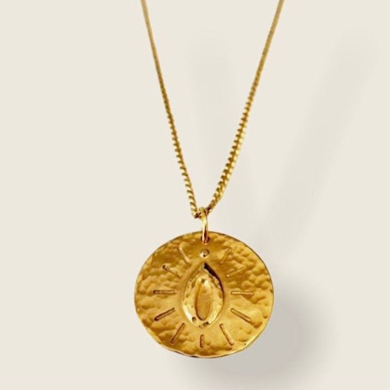 Collier Lilith martelé doré à l'or fin médaille vulve - Etsy France