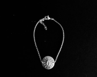 Collier Lilith martelé doré à l'or fin, médaille vulve sacrée - Etsy France