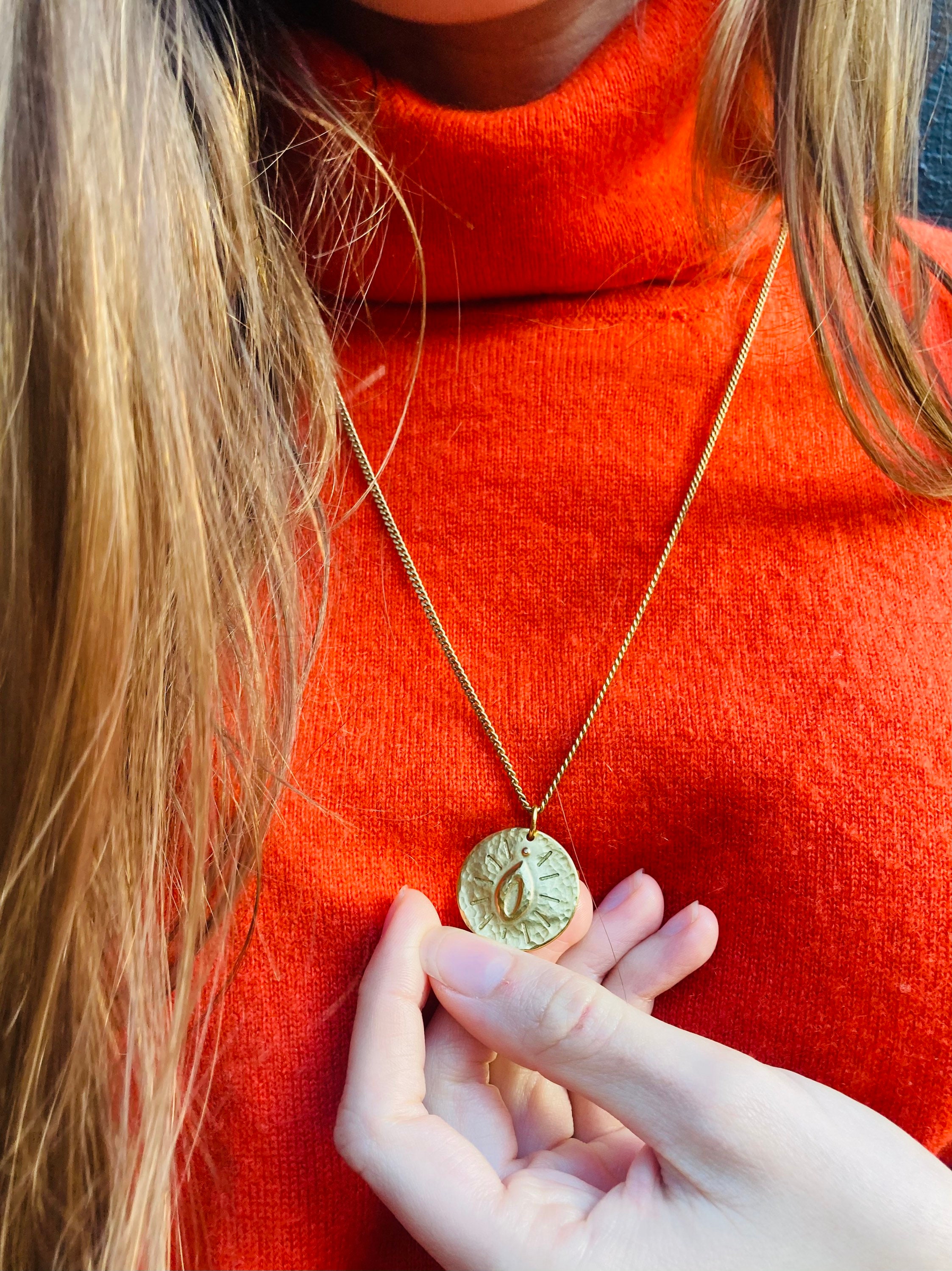 Collier Lilith martelé doré à l'or fin médaille vulve - Etsy France