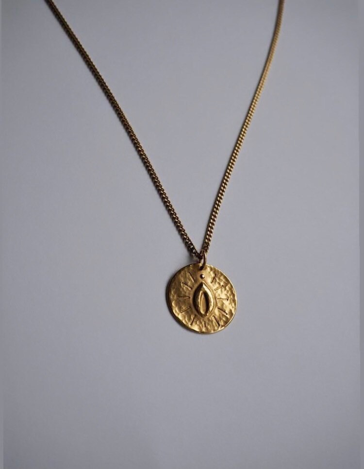 Collier Lilith martelé doré à l'or fin médaille vulve - Etsy France