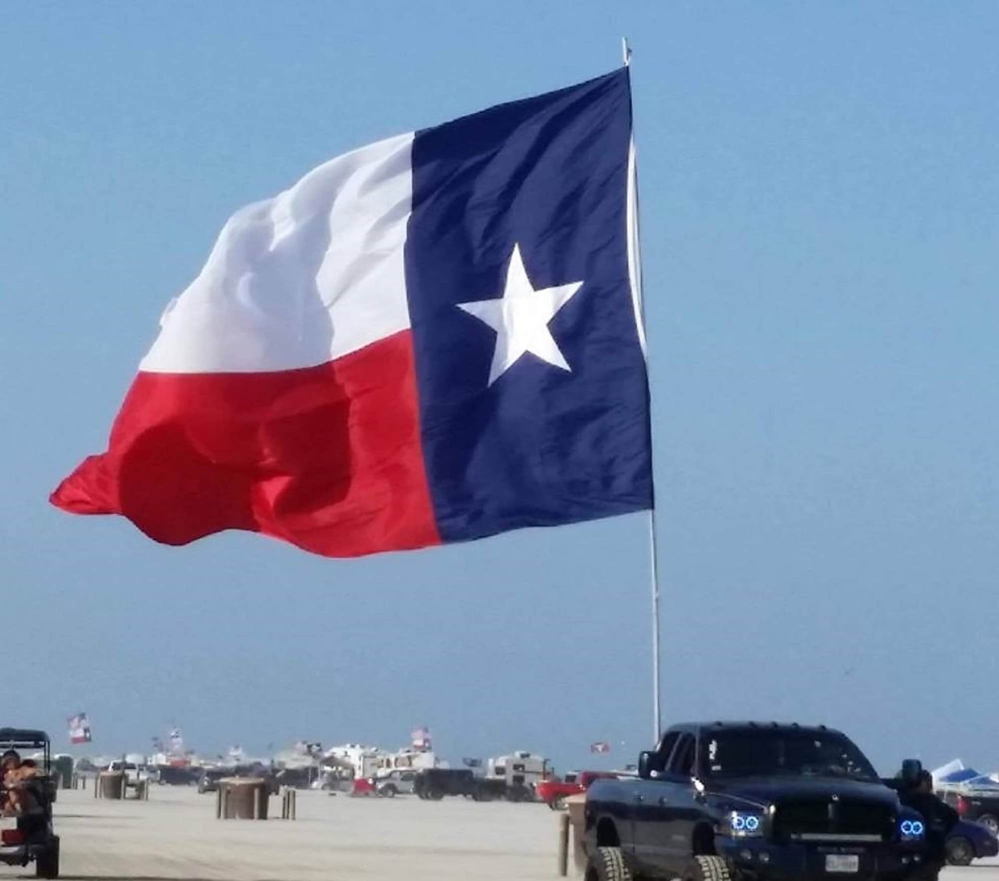 Bandera De Un Brazo De La Batalla De Texas Con Desfile Estudiantil