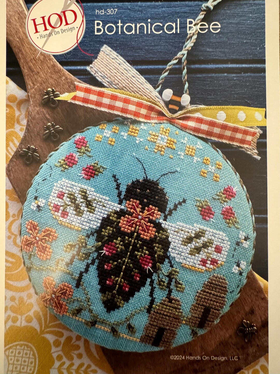 Botanical Bee Hands on Design Pattern Only - Etsy