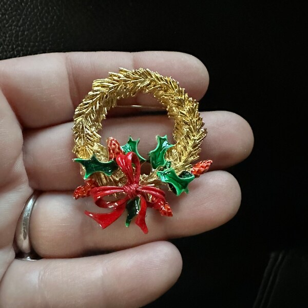 Gold Wreath Pin - Etsy