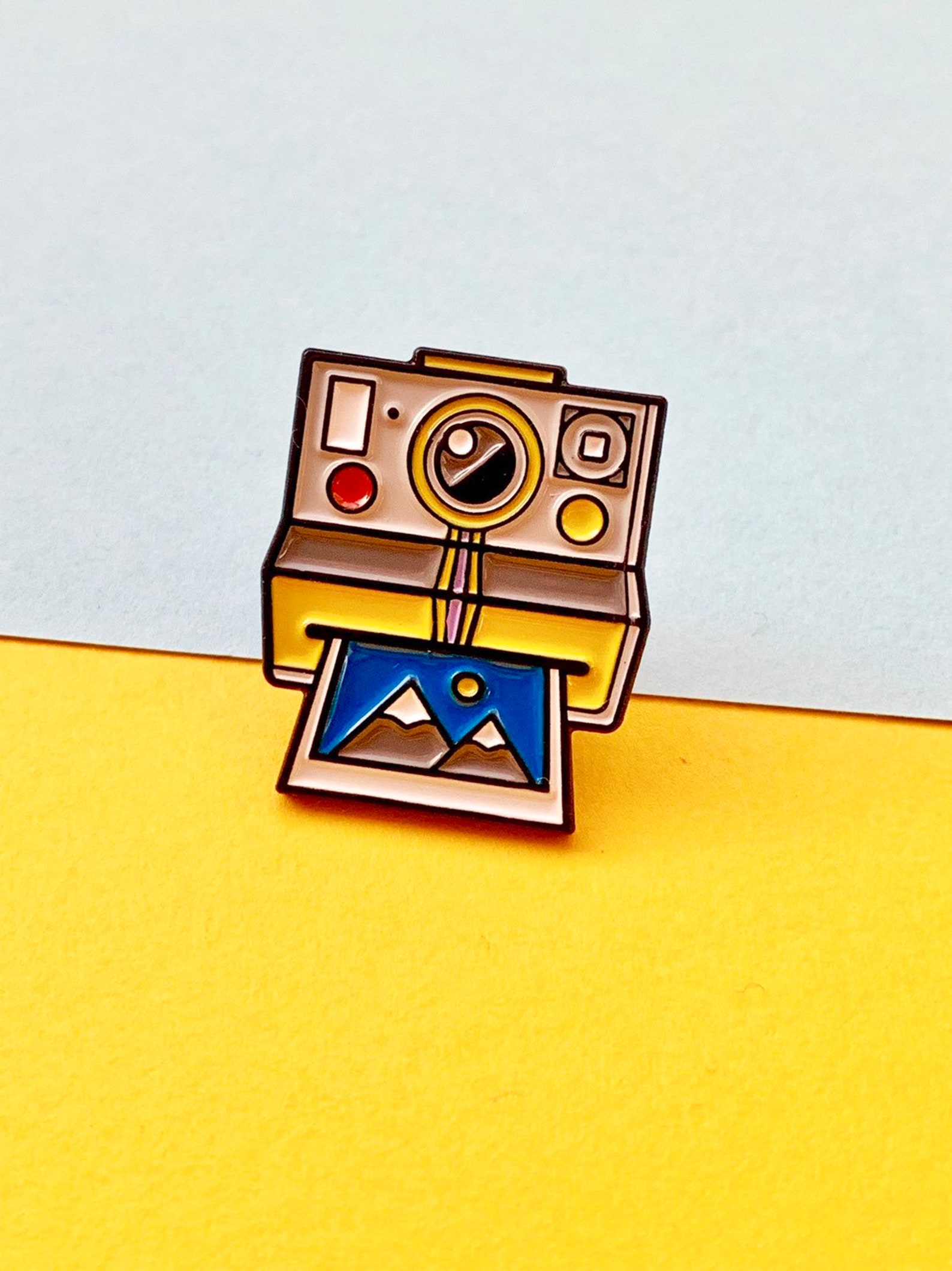 Enamel Pin Vintage Camera, a Great Gift for Photographers, Vloggers or ...