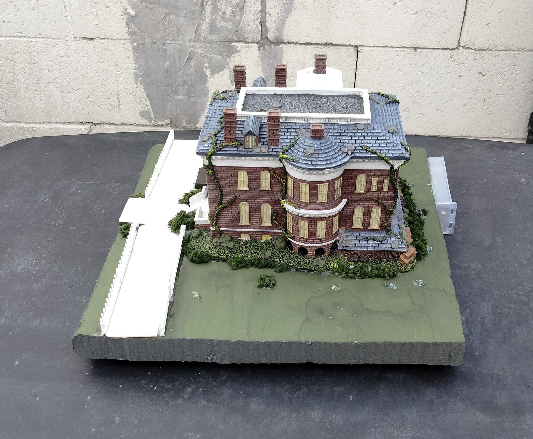 HO 1:87 Scale Model of the Lemp Mansion. - Etsy