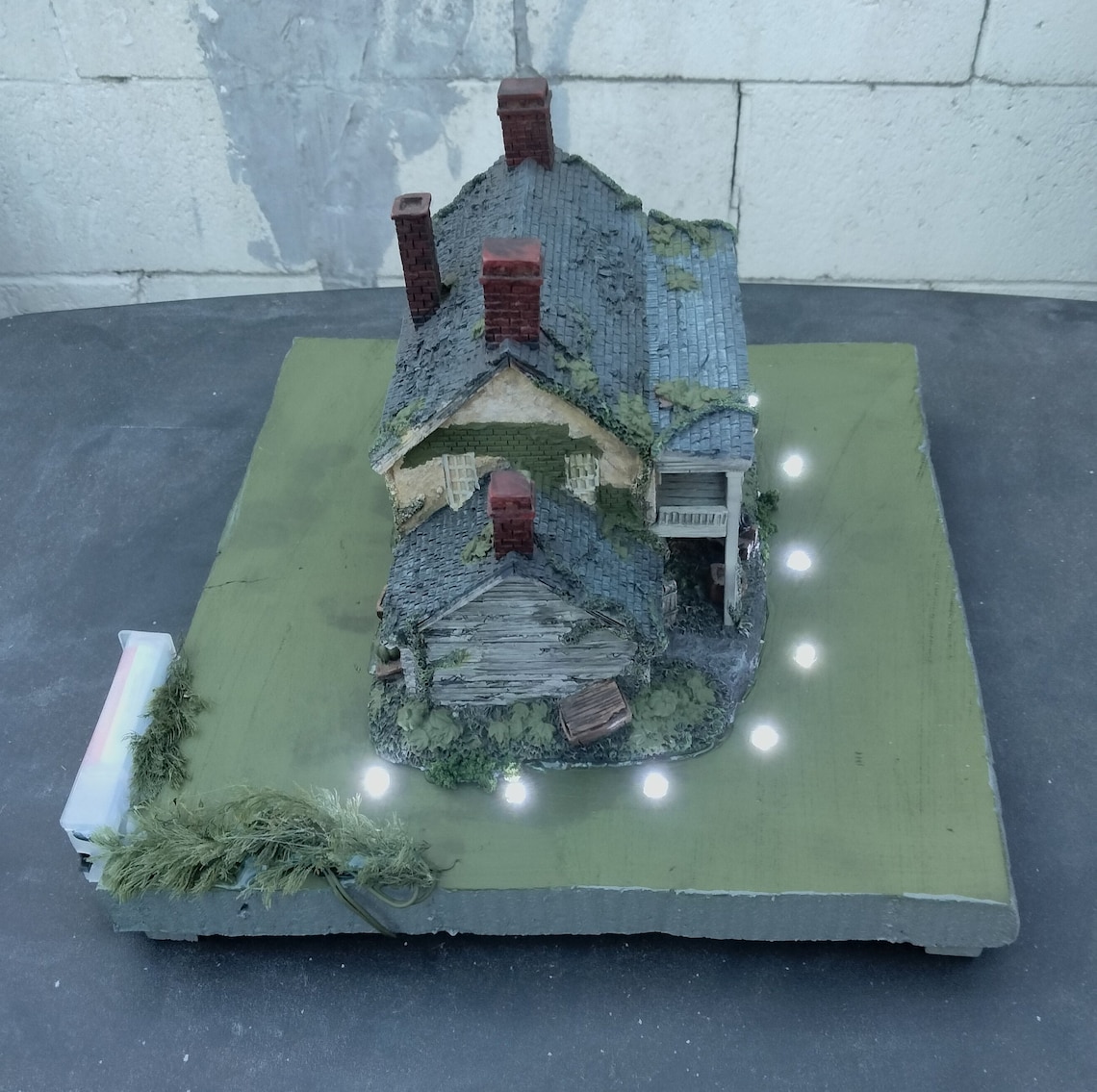 HO 1:87 Scale Model of Abandoned Haunted Mansion - Etsy