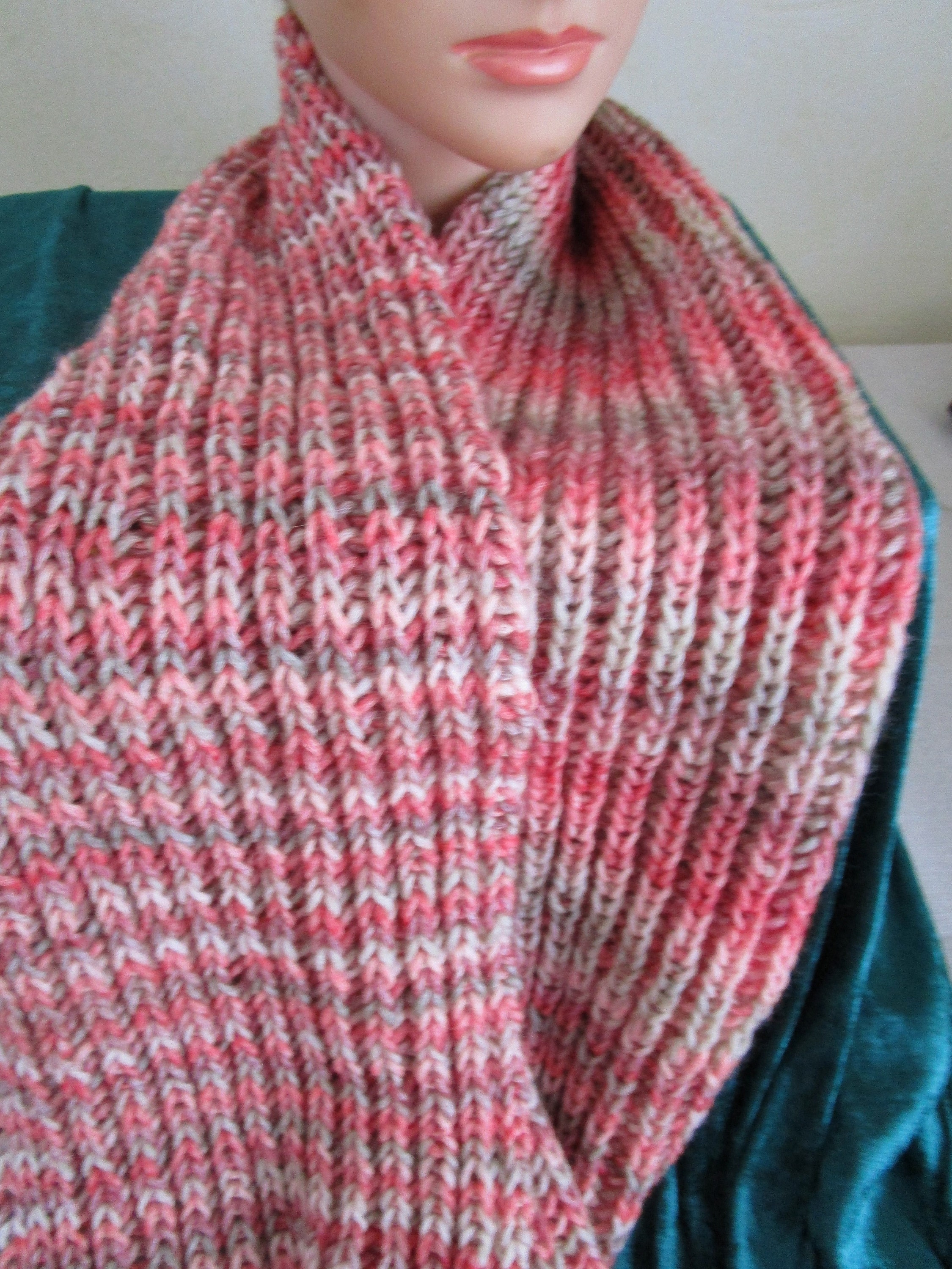 Loop Schlauchschal Loopschal Schal lachs beige- weiß meliert von Hand gestrickt für Damen ...