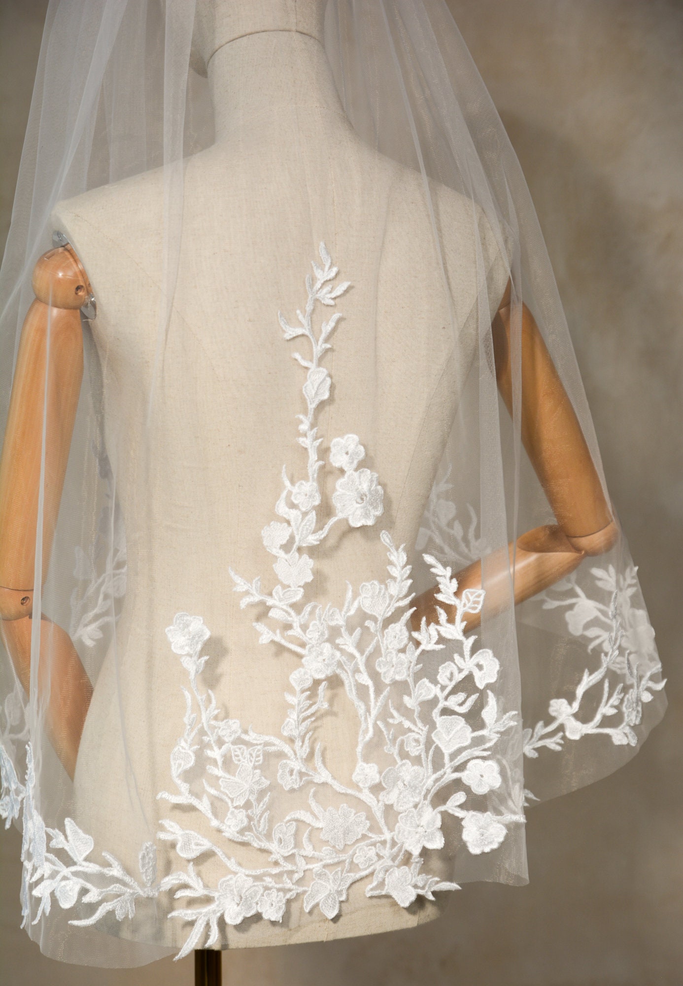 Short Lace Wedding Veil, Scalloped Edge Veil, Fingertip Length Veil ...