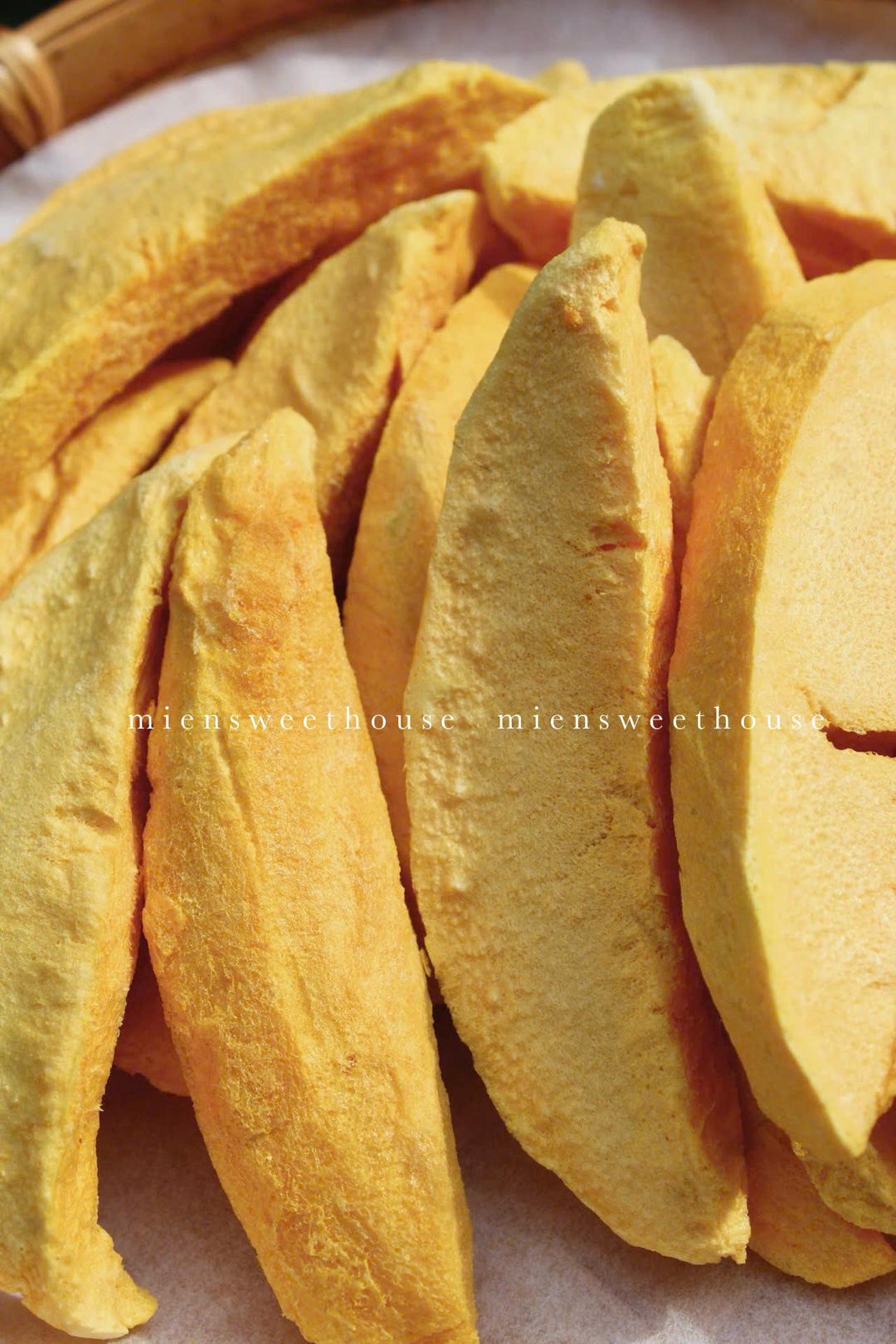 Freeze Dried Mango Slices: Vietnamese Cat Chu Mango, Crispy Snack - Etsy