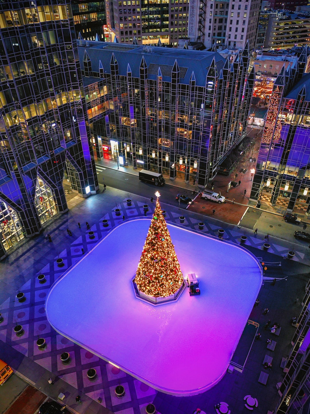 The PPG Ice Skating Rink and Christmas Tree - Pittsburgh Light up Night ...