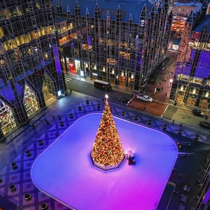 The PPG Ice Skating Rink and Christmas Tree - Pittsburgh Light up Night ...