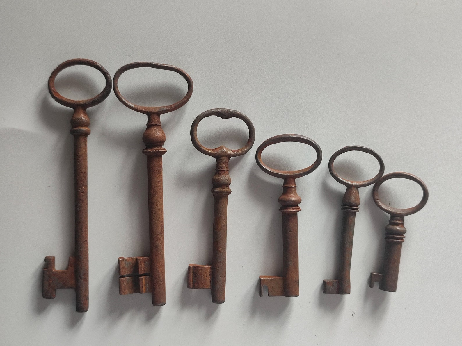6 Rusty Old Skeleton Keys Vintage / Antique Complete Set Key Ring Barn ...
