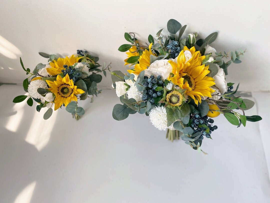 Yellow Sunflower & White Rose Bouquet, Sunflower N Rose Themed Wedding ...