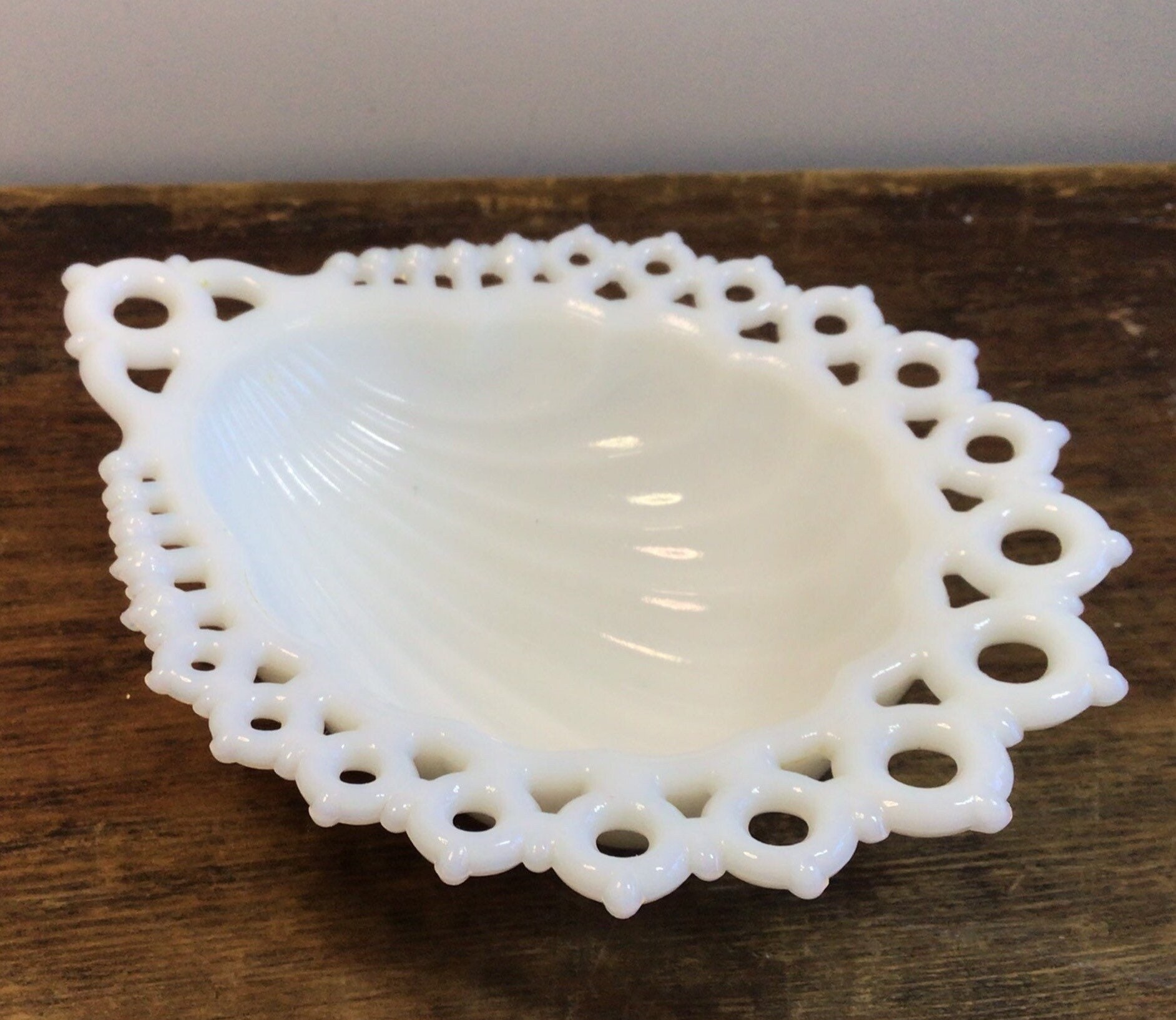 Vintage Milk Glass Clam Scallop Shell 3 Footed Trinket Dish - Etsy