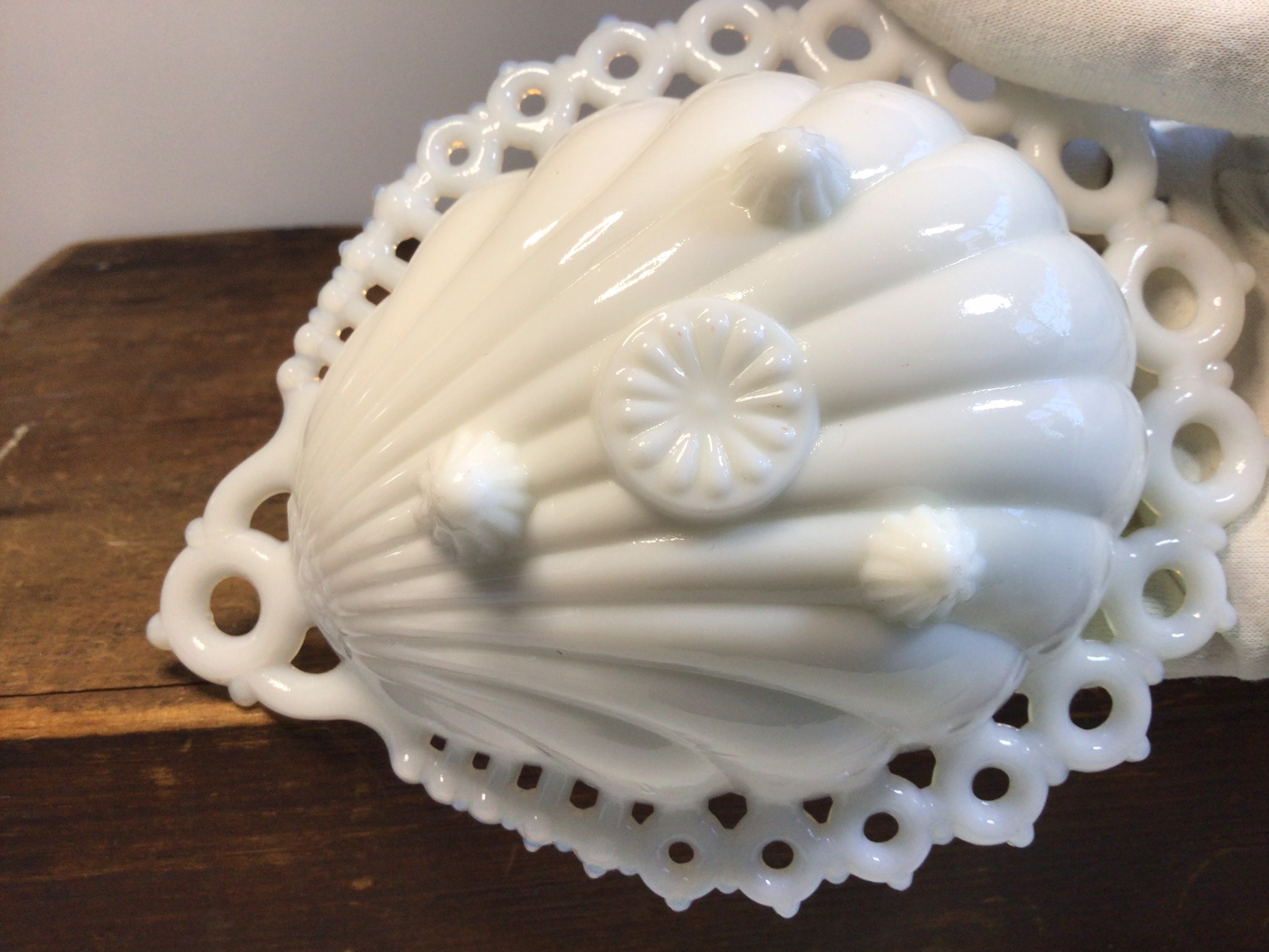 Vintage Milk Glass Clam Scallop Shell 3 Footed Trinket Dish - Etsy