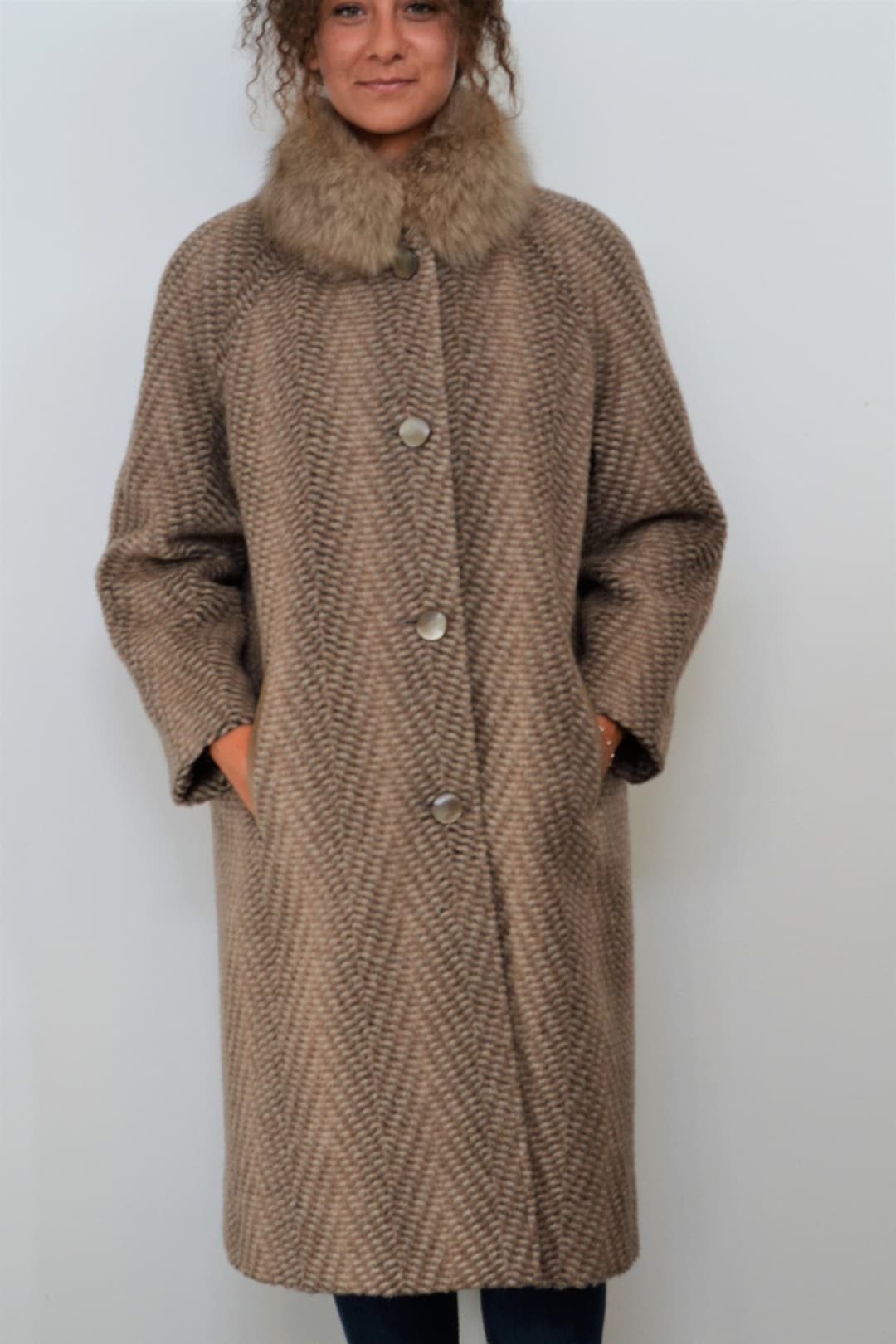 Cappotto da donna in alpaca con collo in pelliccia degli anni '70 ...