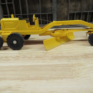 Revell Toys Grader, Vintage Plastic Revell Toys Caterpillar Grader - Etsy