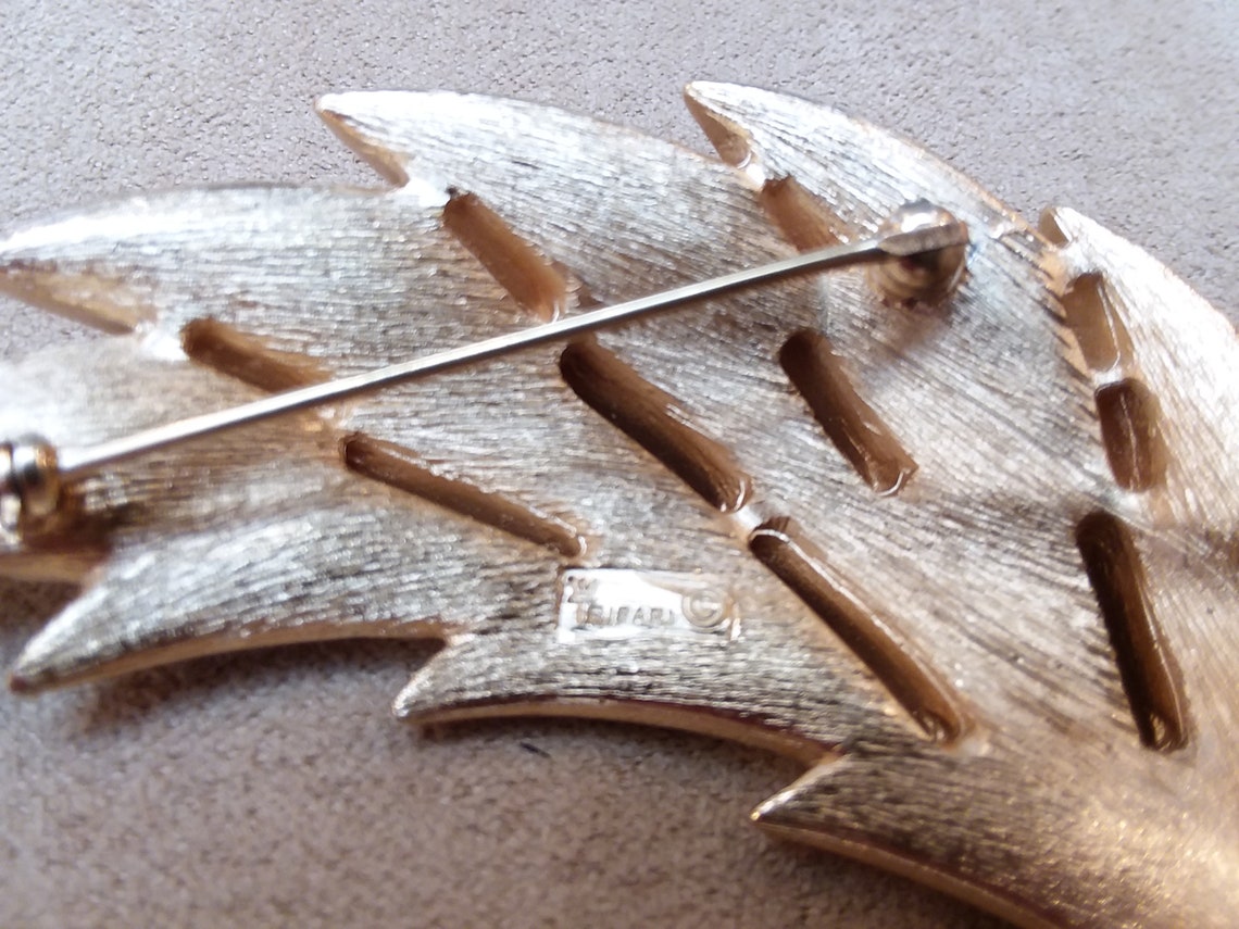 Vintage CROWN TRIFARI Chunky Gold Tone Leaf Shaped BROOCH, Unique Gift ...