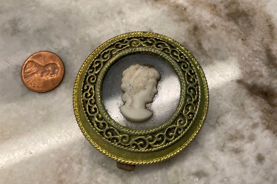 Vintage Cameo Powder Makeup Compact* - Gem