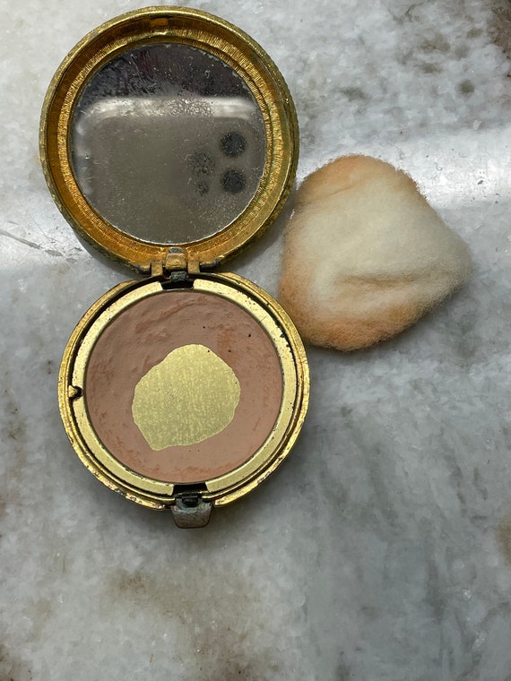 Vintage Cameo Powder Makeup Compact* - Gem