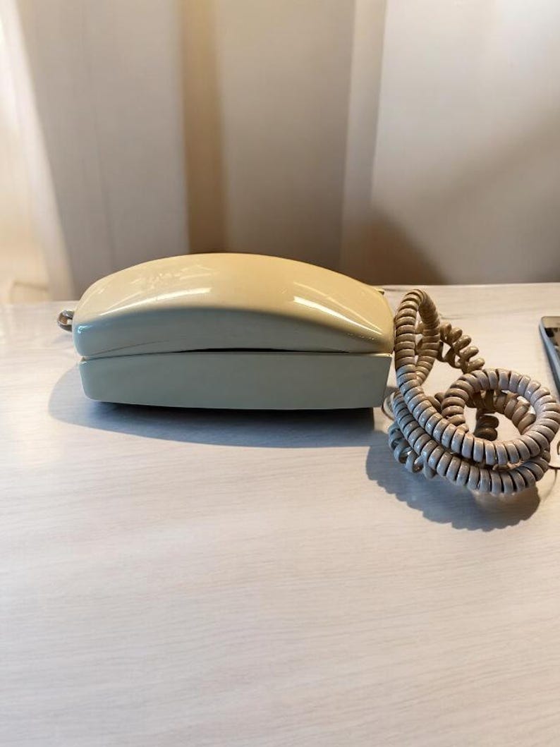 Vintage 1980s Retro Beige ATT Trimline Push Button Corded Landline ...