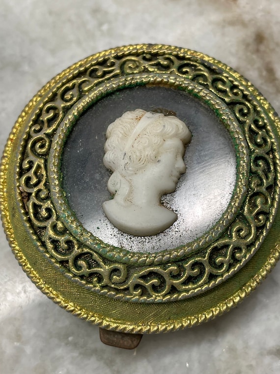 Vintage Cameo Powder Makeup Compact* - Gem