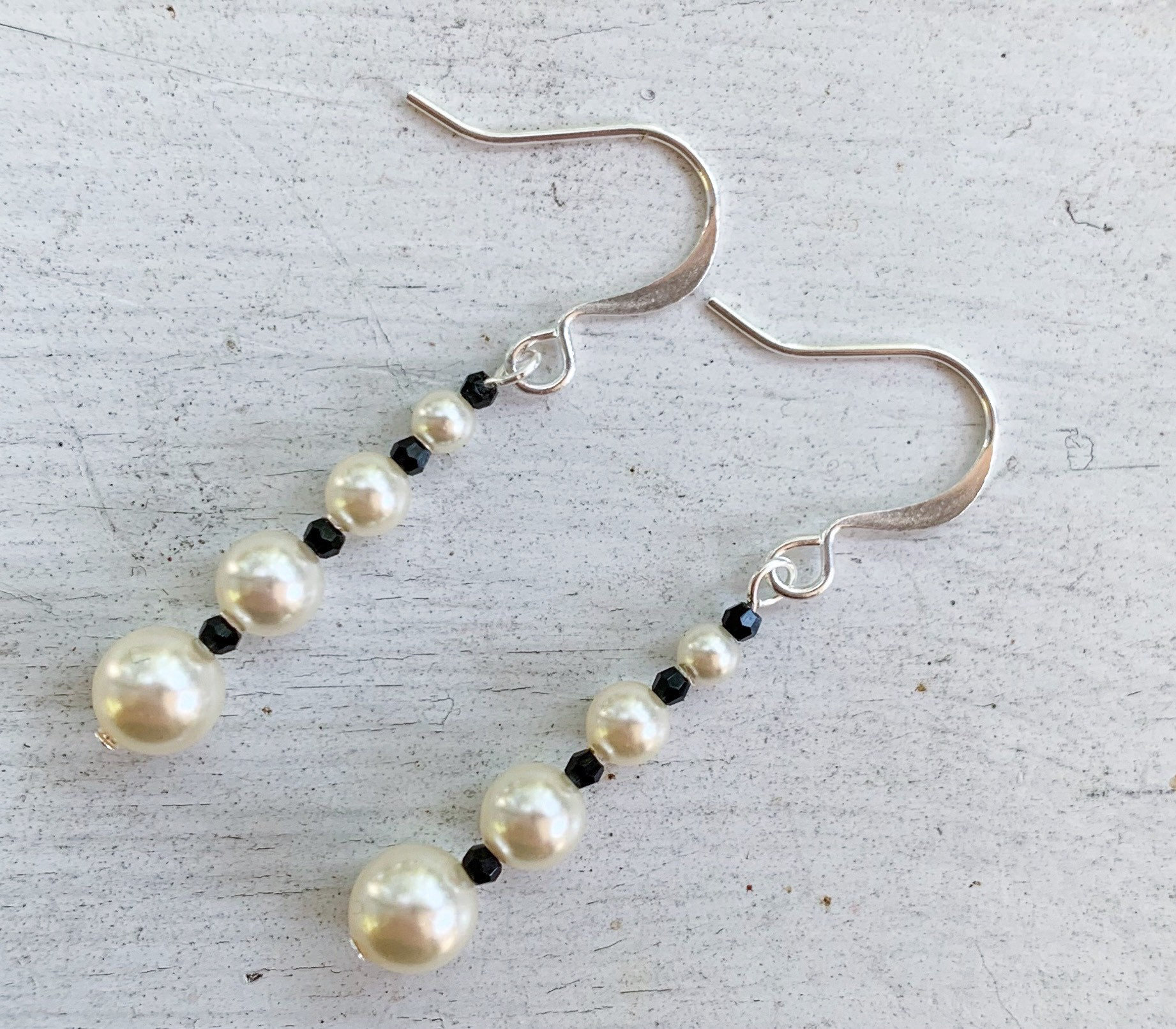Off white and black pearl bead earrings. Aesthetic silver | Etsy