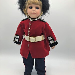 Leonardo Collector's Queen's Guard Porcelain Doll in British Uniform. 7 ...