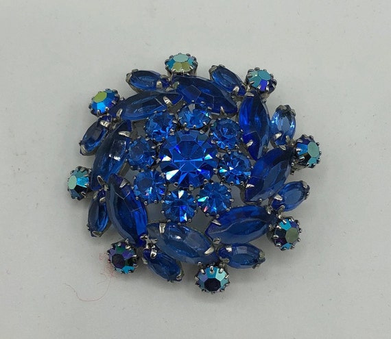 Vintage Round Brooch with Deep Blue Round and Marquis… - Gem