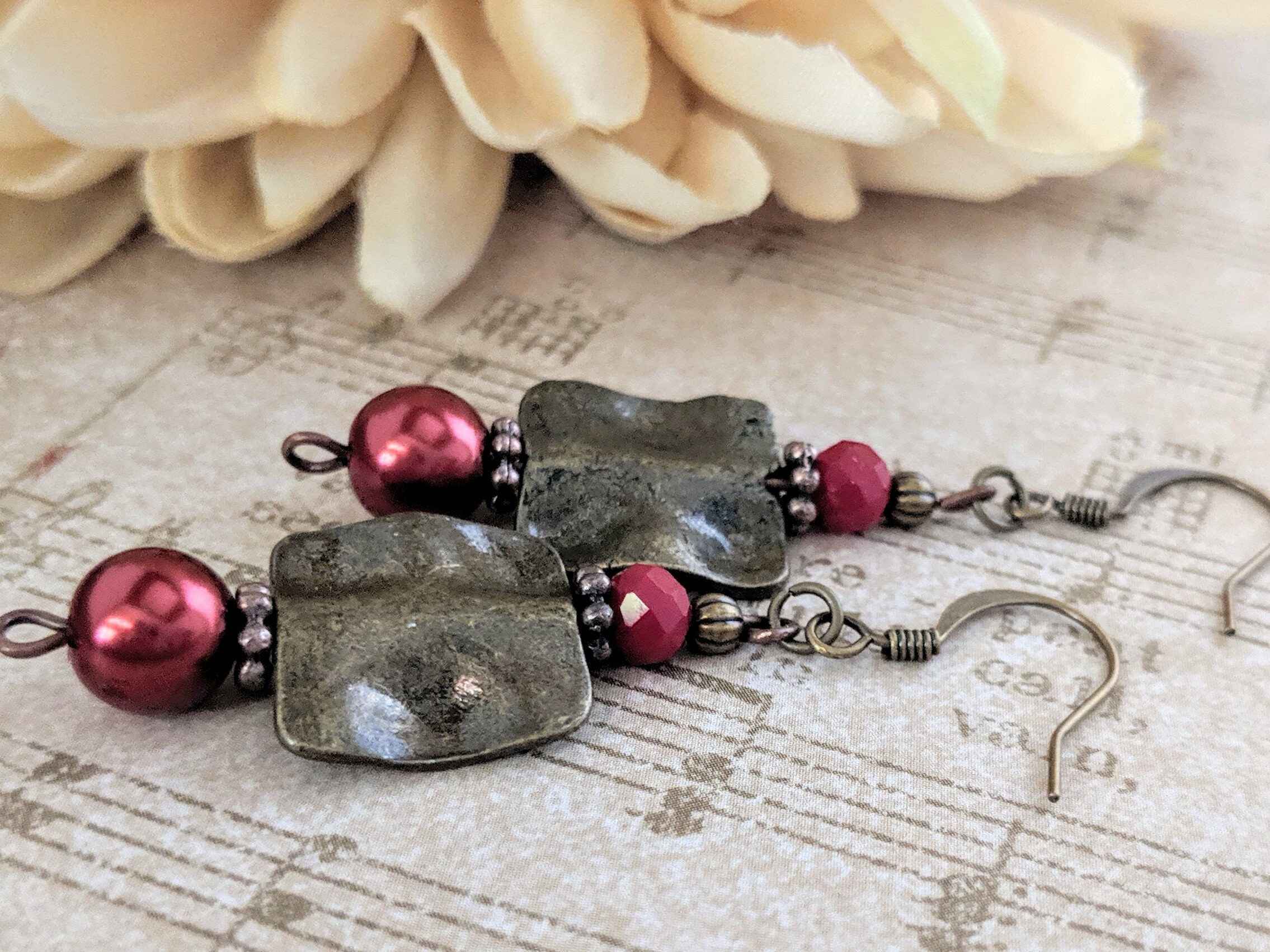 Donkerrode oorbellen bungelen bronzen oorbellen Artisan clip - Etsy ...