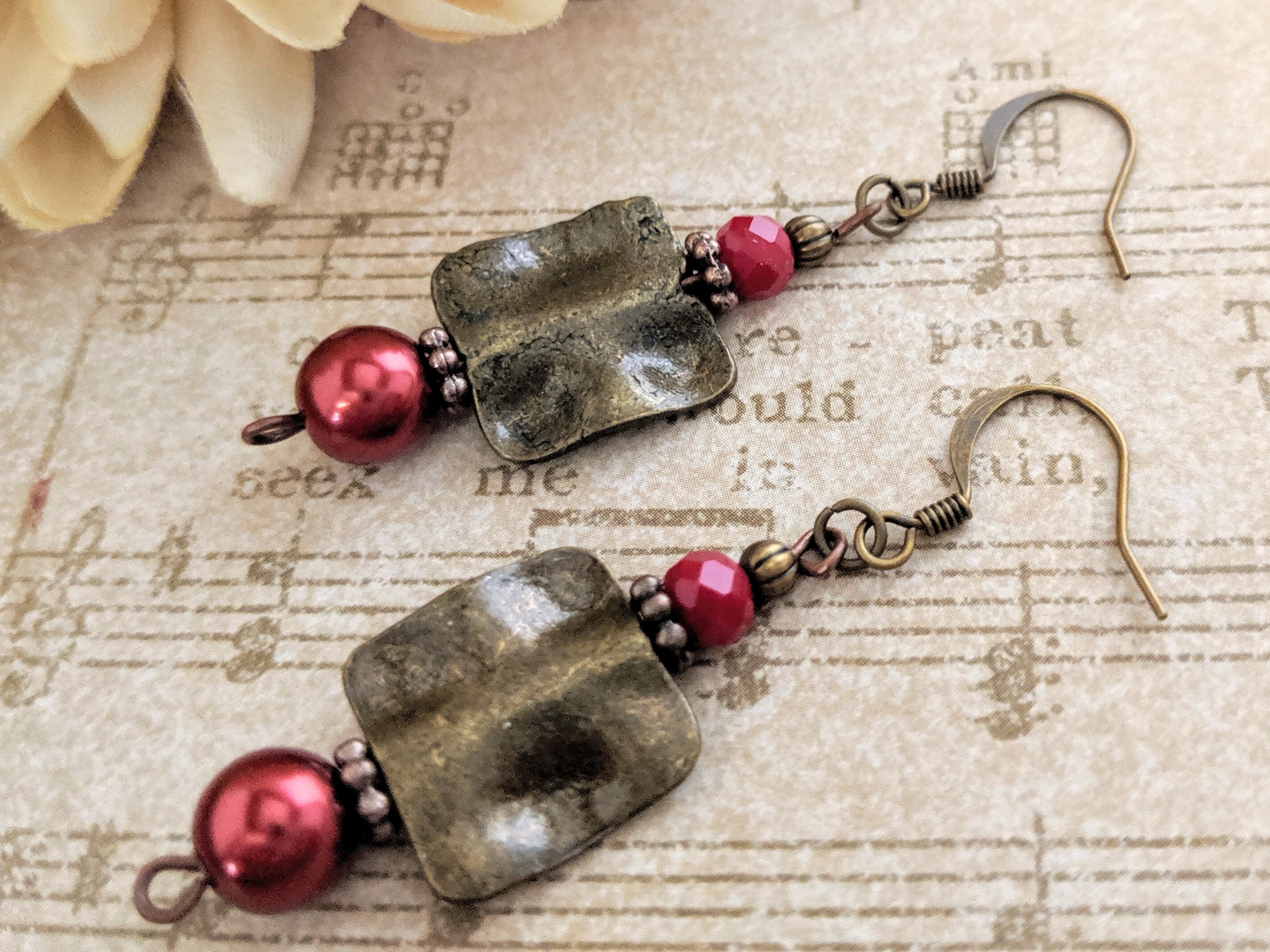 Donkerrode oorbellen bungelen bronzen oorbellen Artisan clip - Etsy ...