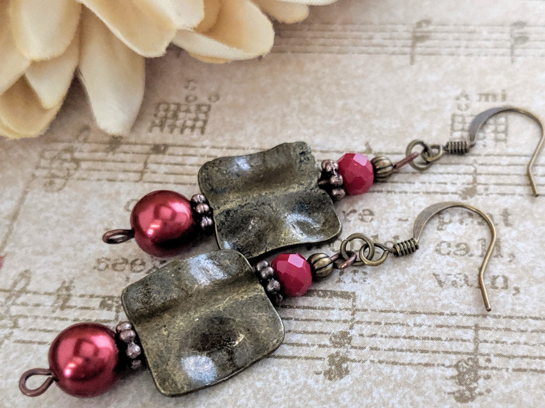 Donkerrode oorbellen bungelen bronzen oorbellen Artisan clip - Etsy ...