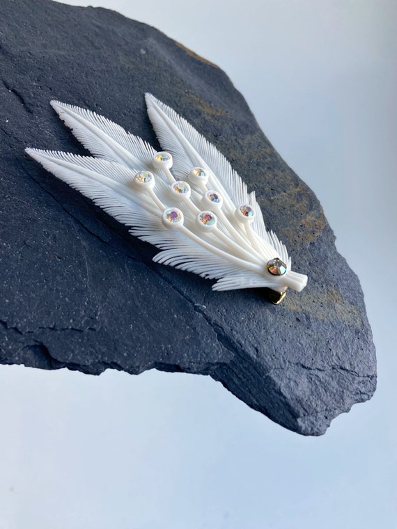 Vintage white feathered plastic - Gem