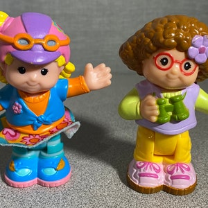 Fisher Price Little People Poseable Sarah Lynn & Maggie Sitting Figure ...