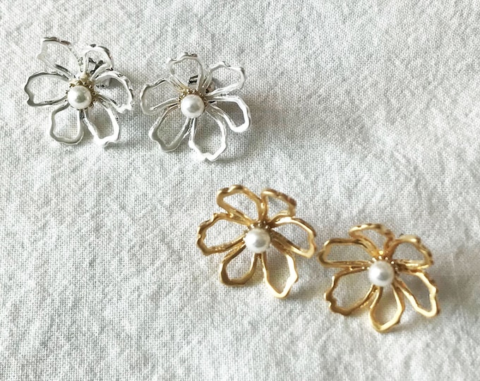 Dainty Floral Studs Gold Silver Modern Flower Stud Small - Etsy