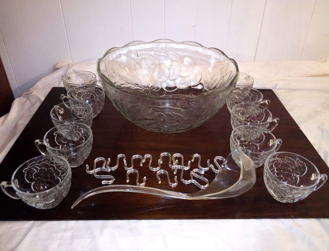 Beautiful Vintage Punch Bowl Set Libbey Set of 10 Glasses Spoon Bowl ...