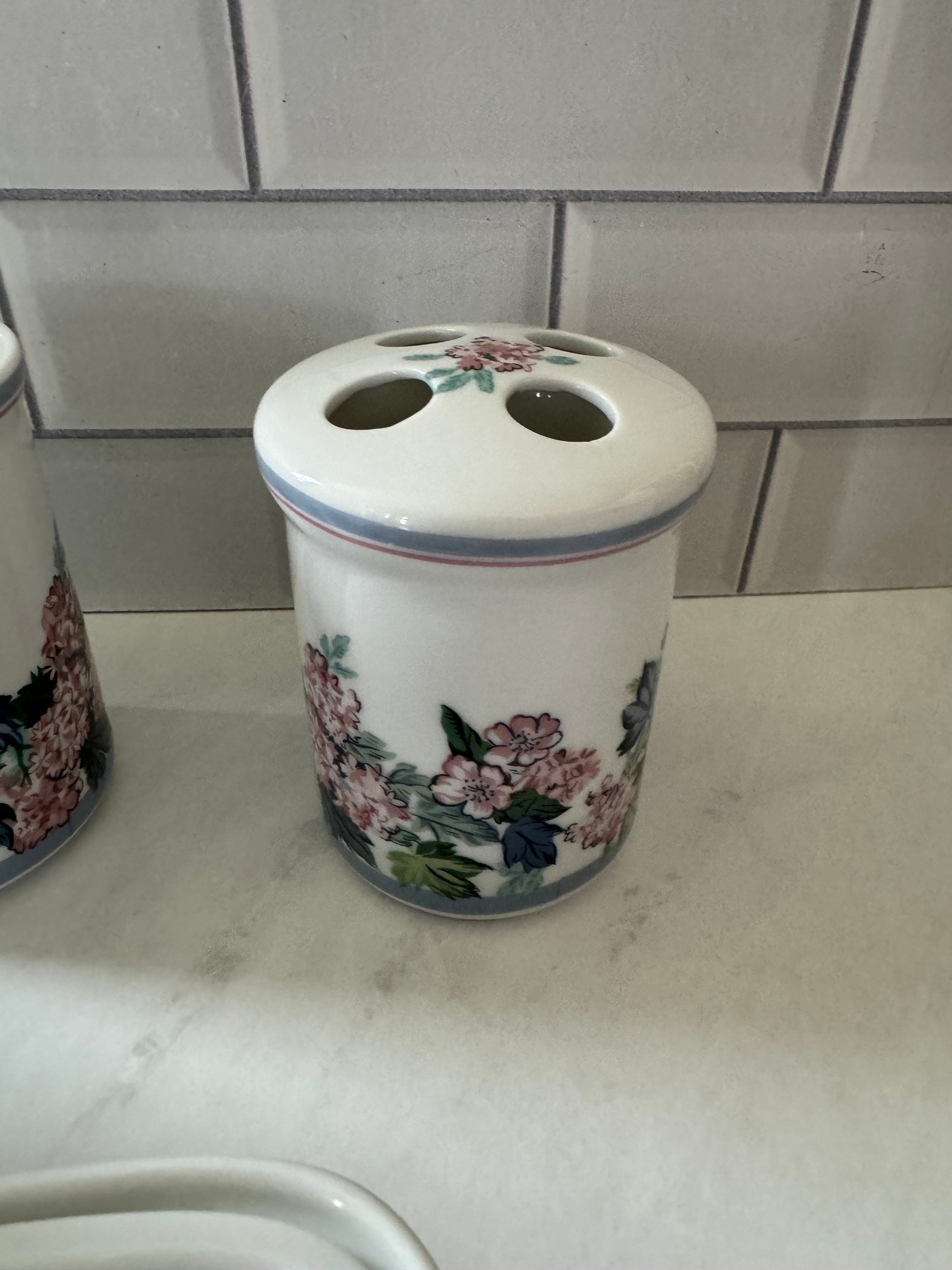 4pc Vintage Laura Ashley Ashbourne Bathroom Accessories Set: Soap Dish ...