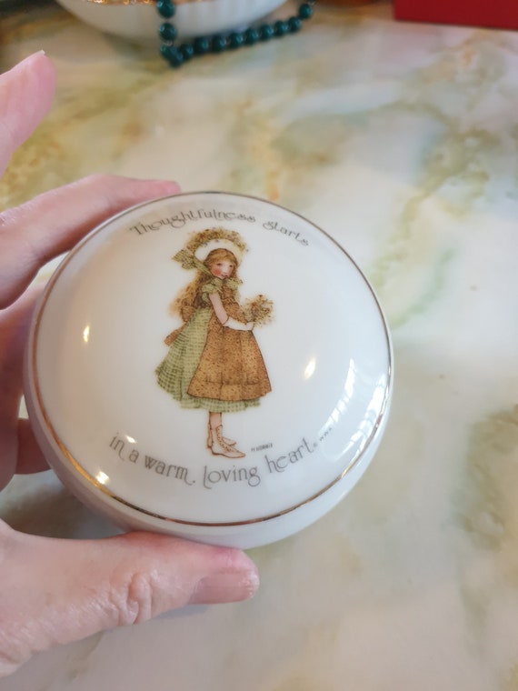 Trinket box 1974. Holly Hobbie, porcelain with legs. … - Gem