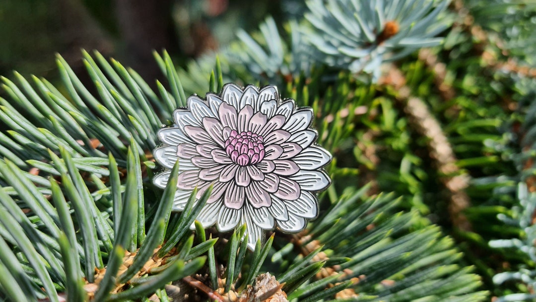 November Birth Flower Enamel Pin - Chrysanthemum Brooch - Etsy
