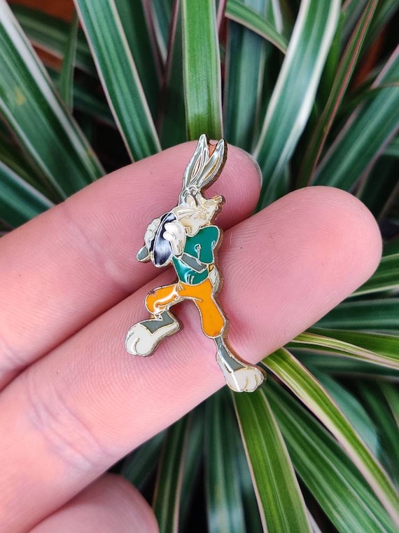 Bugs Bunny American Football vintage enamel pin badge… - Gem